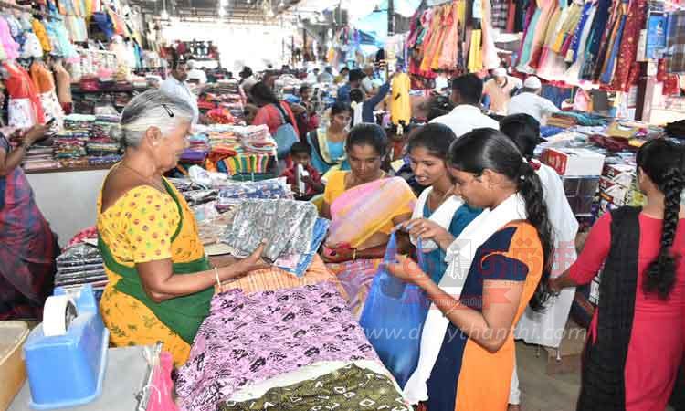 At Erode textile market Retail is busy | ஈரோடு ஜவுளிச்சந்தையில் சில்லரை ...