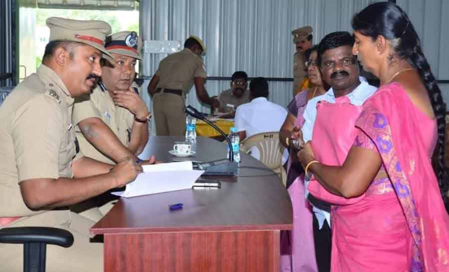 Police DIG who received a petition from the public. | பொதுமக்களிடம் மனு ...