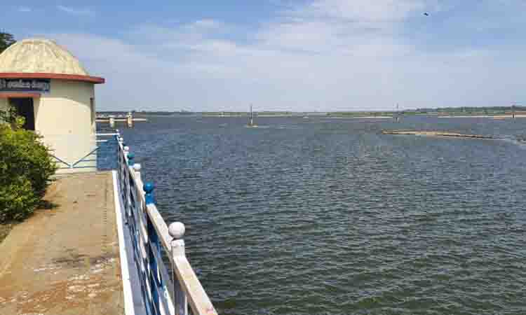 The water released from the Mettur Dam reached Mayanur Kathavana ...