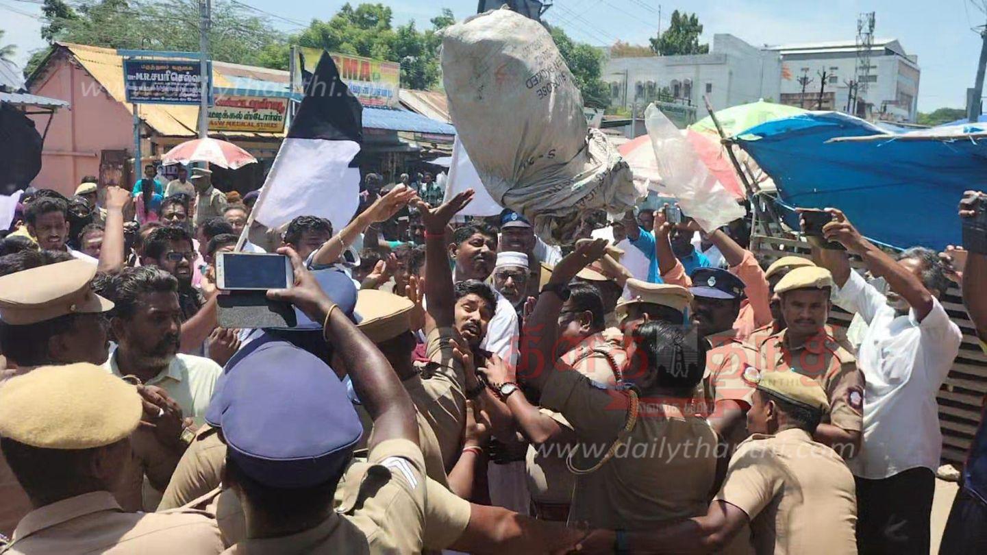 garbage through protest | ஊராட்சி ஒன்றிய அலுவலகத்தில் குப்பை கொட்டும் ...