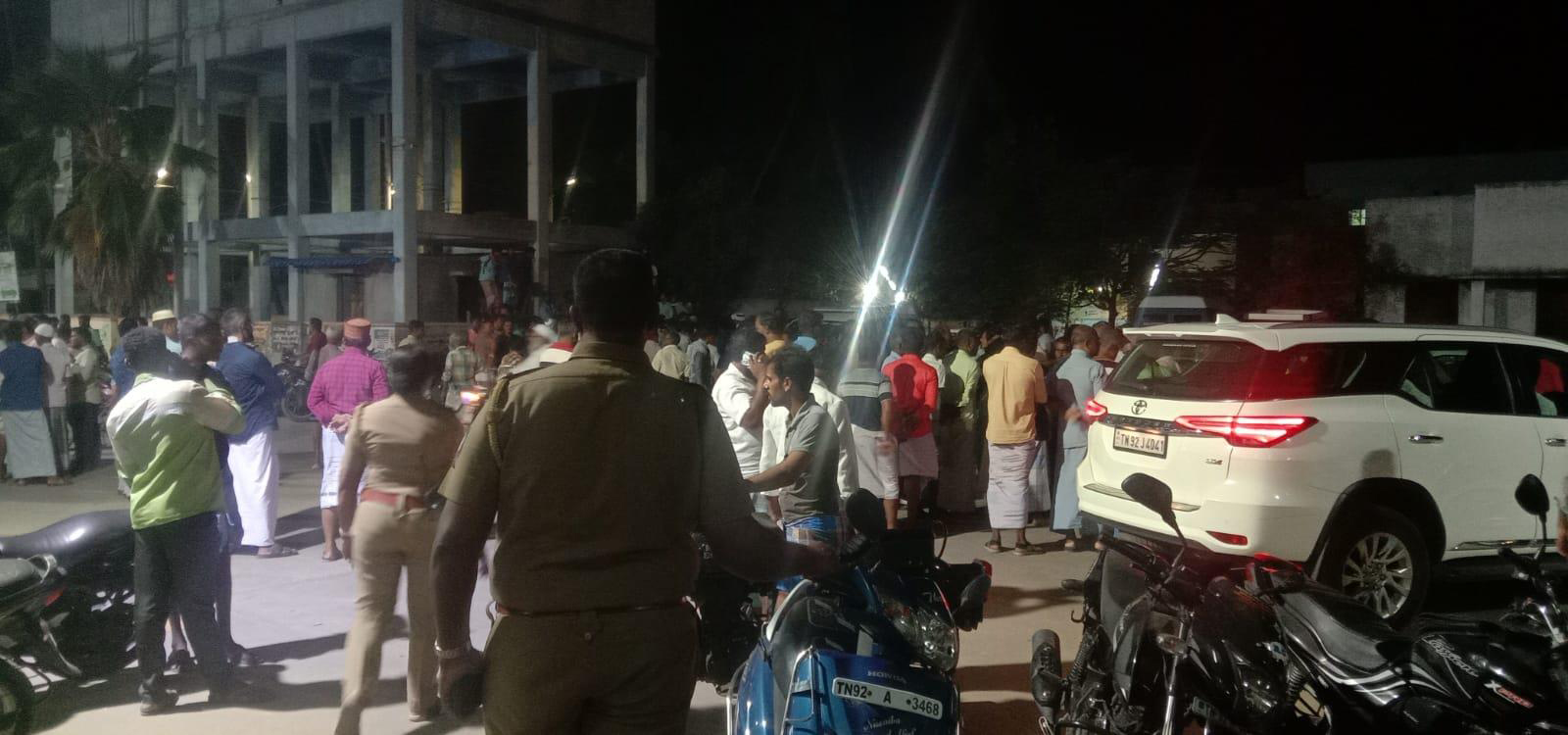 In Kayalpattinam, the public is in a frenzy due to a sudden road block ...