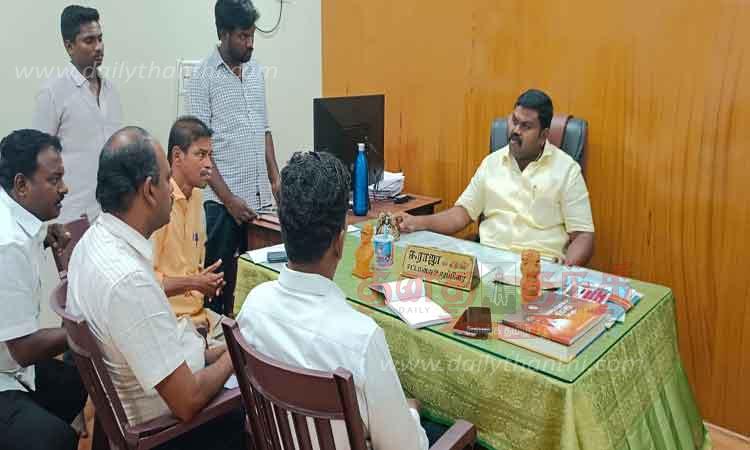 Raja MLA with municipal officials. Advice | நகராட்சி அதிகாரிகளுடன் ராஜா ...