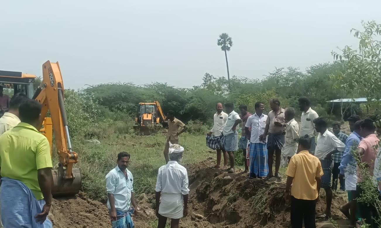 Removal of lake encroachment | ஏரி ஆக்கிரமிப்பு அகற்றம்