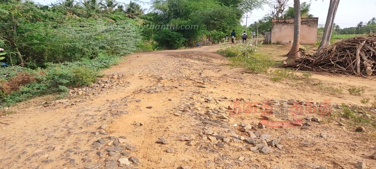 A bumpy and potholed road for 13 years | 13 ஆண்டுகளாக குண்டும் ...