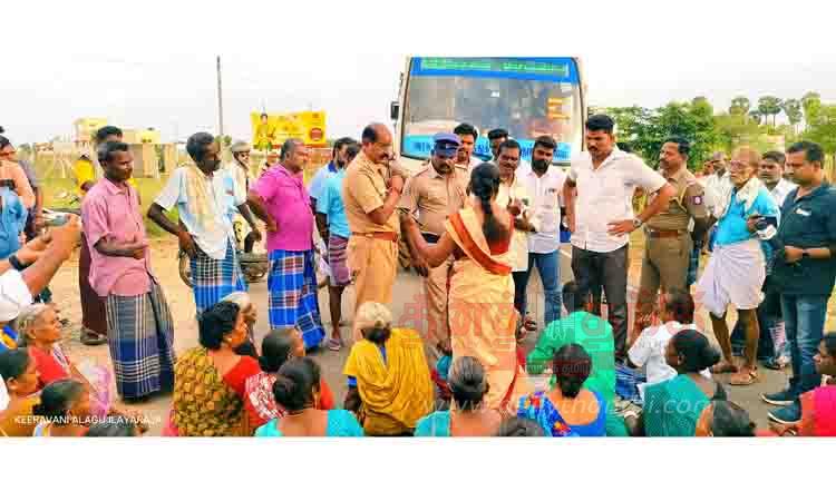 Villagers block road to remove Tasmac shops | டாஸ்மாக் கடைகளை ...