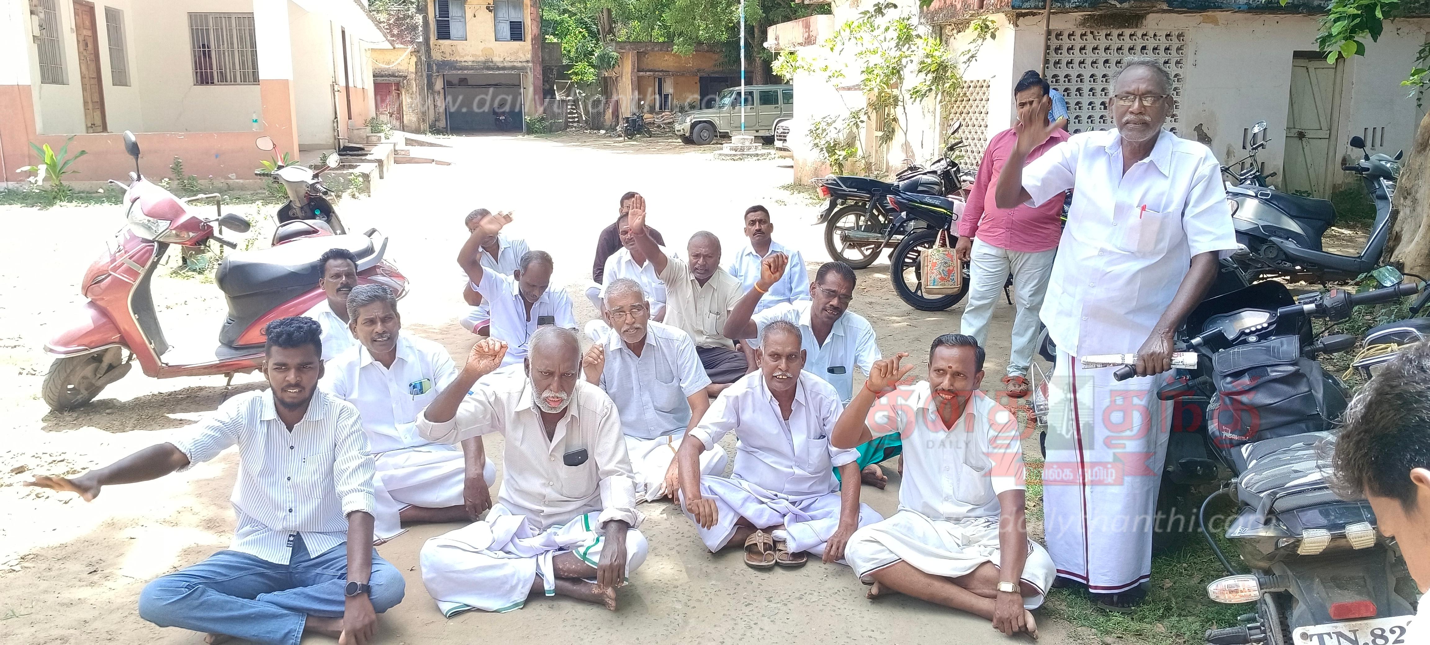 Farmers protest by laying siege to Sirkazhi PWD office | சீர்காழி ...