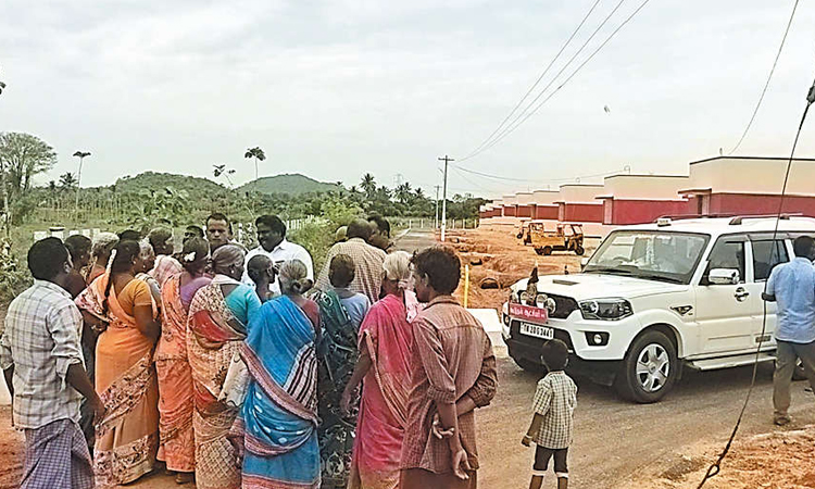 The public besieged the officer who came to inspect Samathuvapuram ...
