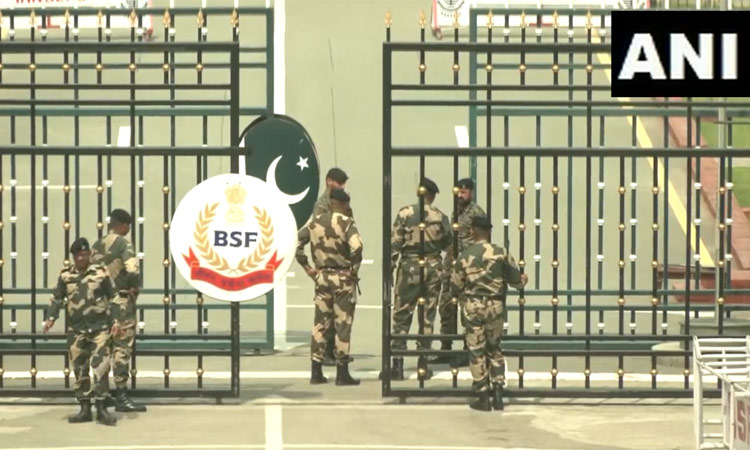 BSF (Border Security Force) and Pakistan Rangers exchange sweets at the ...