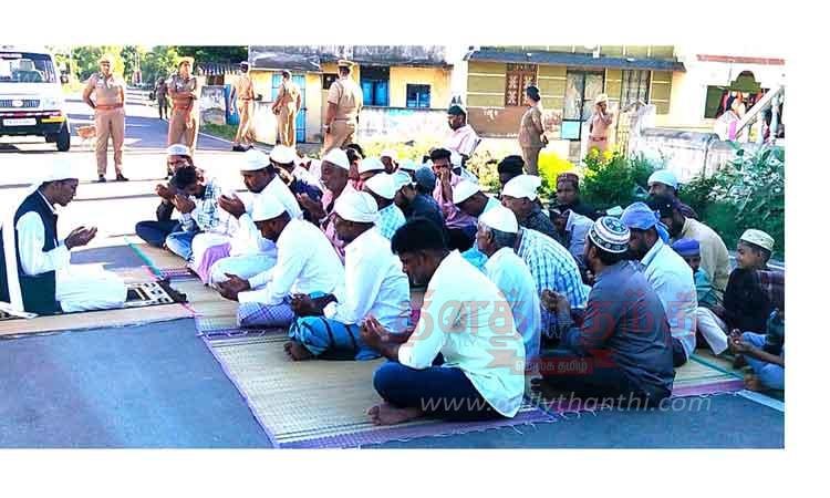 Bakrit prayer sitting in the middle of the road | நடுரோட்டில் அமர்ந்து ...