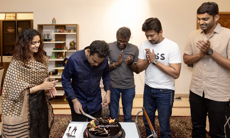 The film crew celebrated the success of 'Mamannan' by cutting a cake ...
