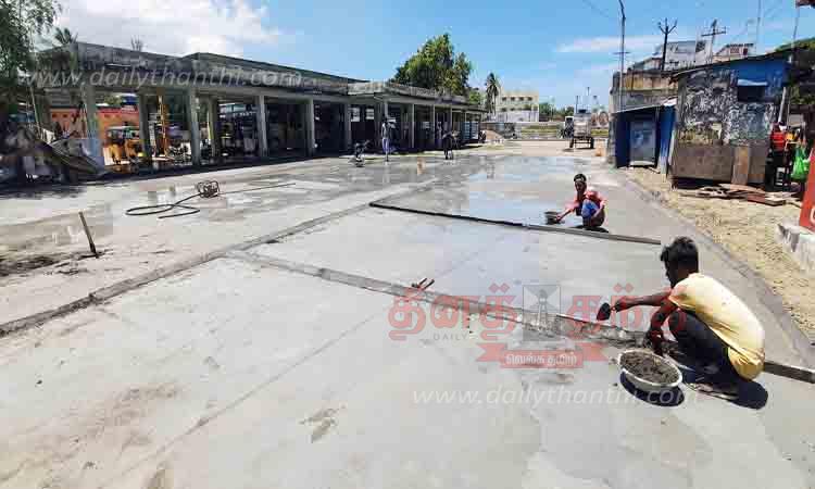 A temporary bus stand is being prepared in full swing | முழுவீச்சில் ...
