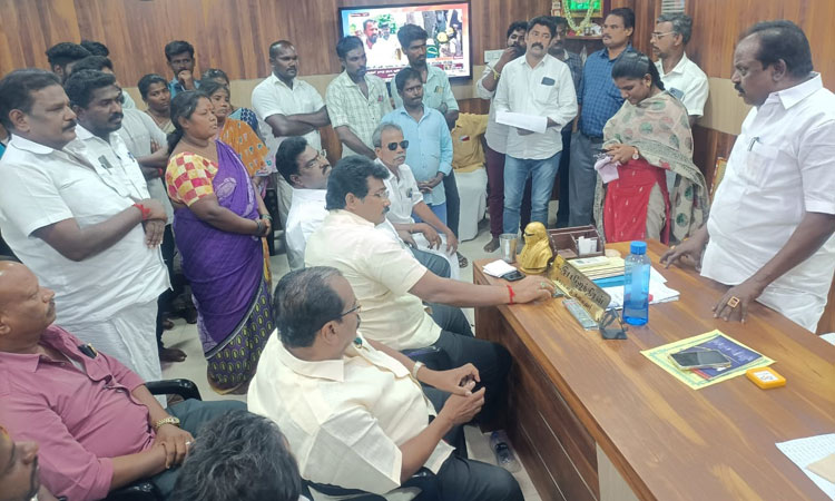 Sanitation contract workers strike for 2nd day | துப்புரவு ஒப்பந்த ...