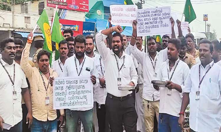 Car drivers protest in front of Avadi traffic police station | ஆவடி ...