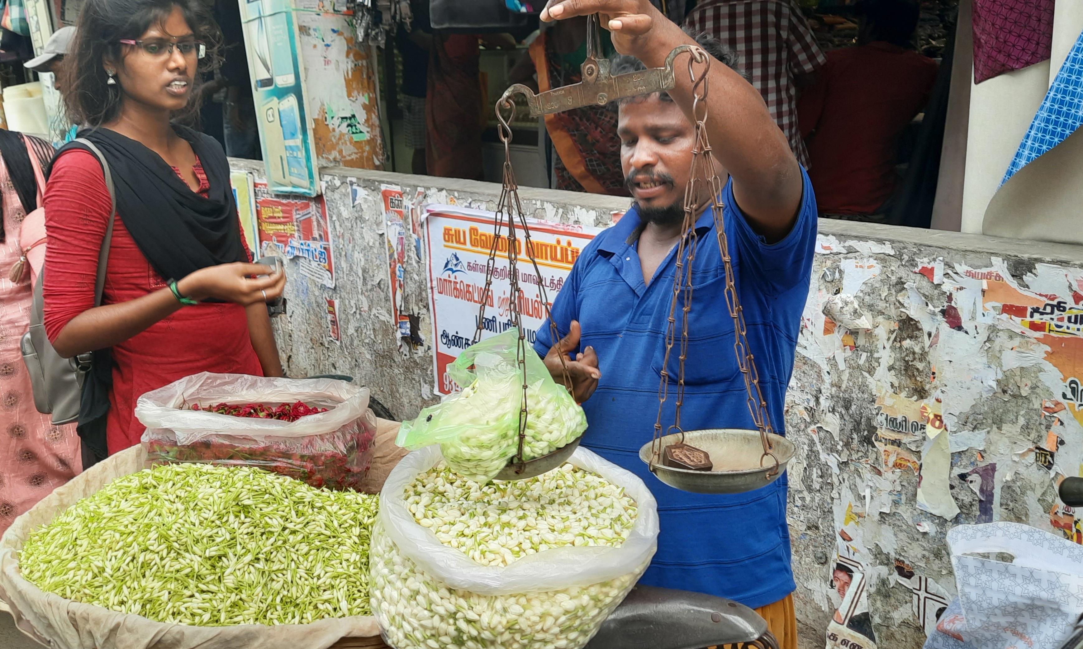 A kilo of Kundu Malli is sold at Rs.600 | ஒரு கிலோ குண்டு மல்லி ரூ.600 ...