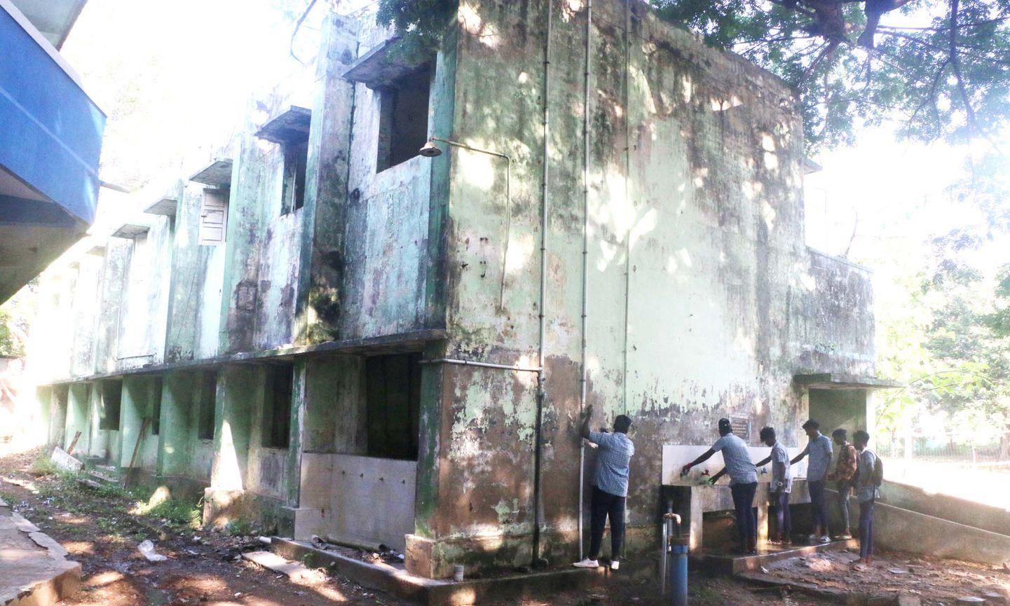 Collapsing laboratory building | இடிந்து விழும் நிலையில் ஆய்வக கட்டிடம்