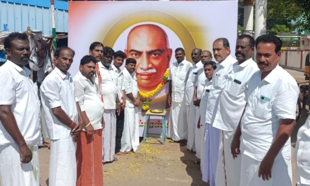 Congress pays tribute to Kamaraj's portrait by garlanding it | காமராஜர் ...