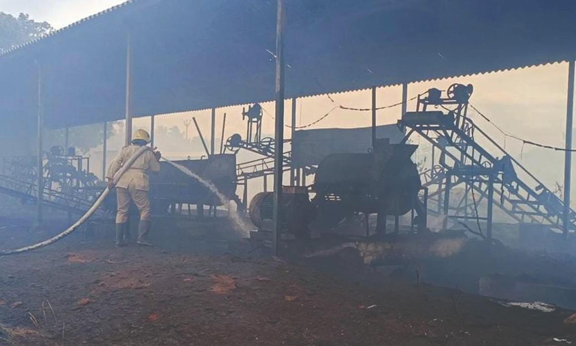 fire | தென்னை நார் தொழிற்சாலையில் பயங்கர தீ விபத்து