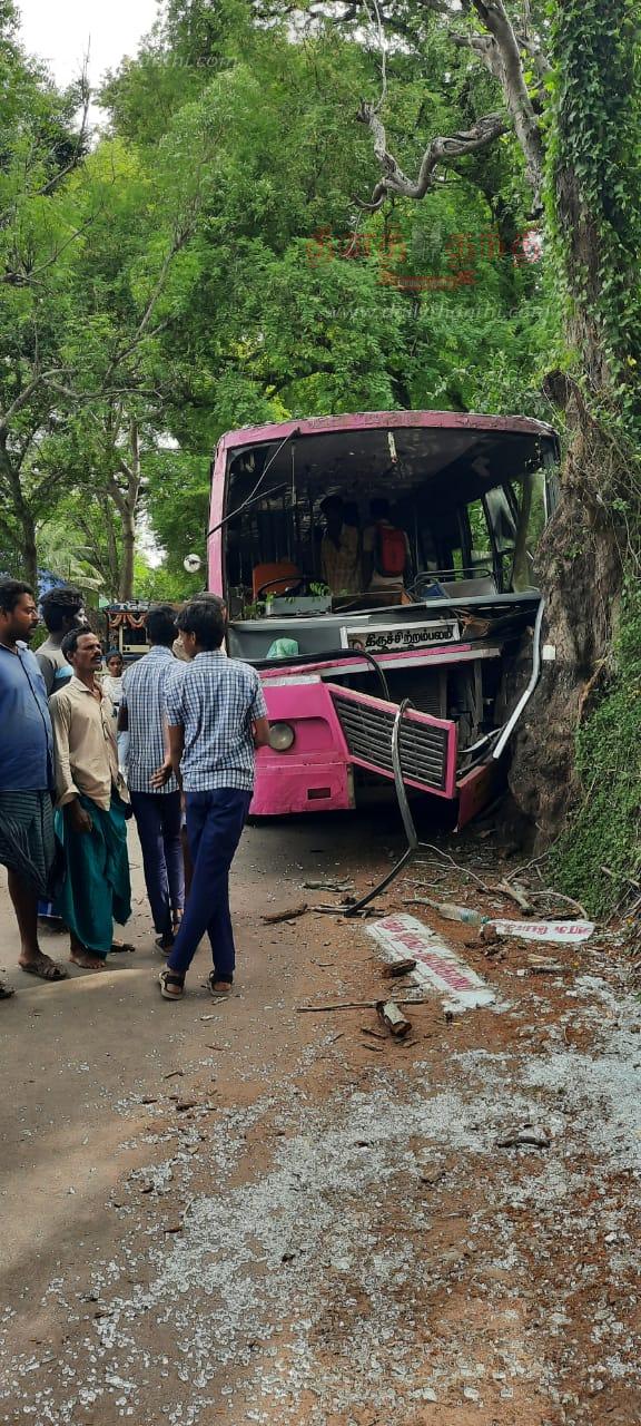 Bus crashes into tree; 10 people injured | மரத்தில் பஸ் மோதல்; 10 பேர் ...