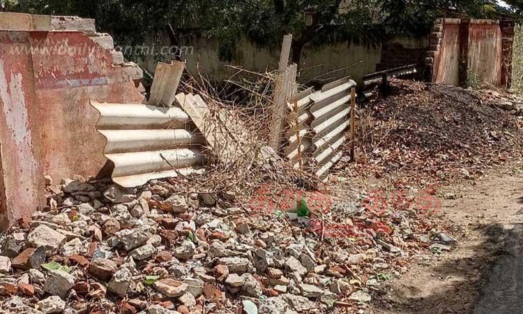 Students fear due to the collapsed perimeter wall | இடிந்து விழுந்த ...