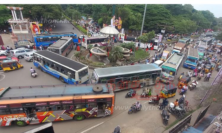 Traffic jam at Venkatasubba Reddiyar statue roundabout | வெங்கடசுப்பா ...