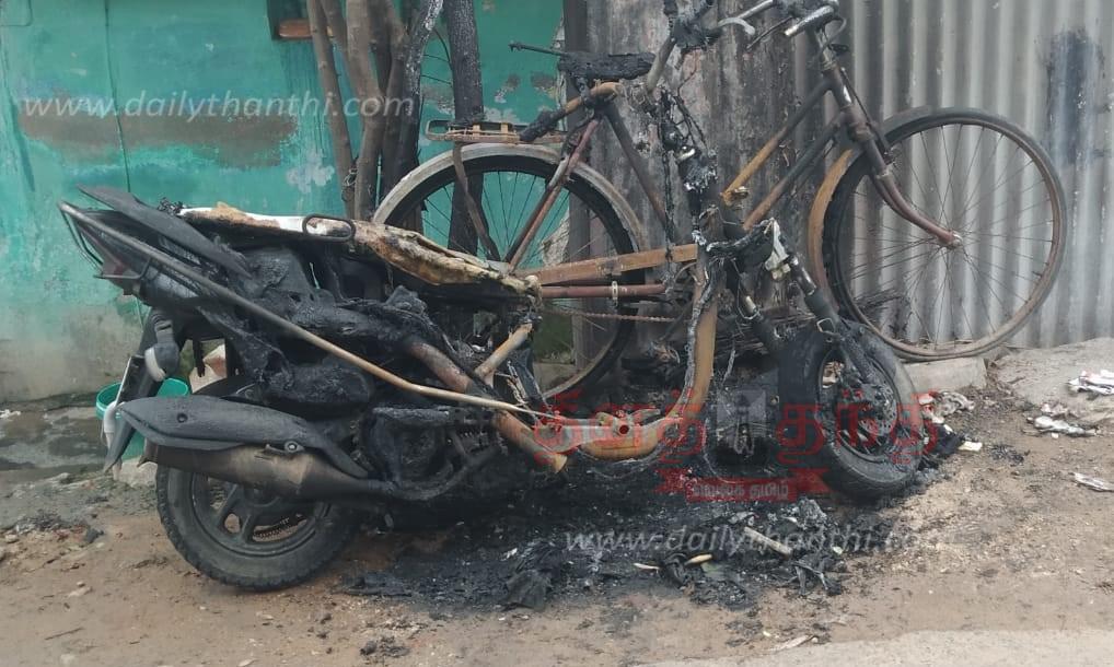 The moped parked in front of the house was set on fire | வீட்டின் முன் ...
