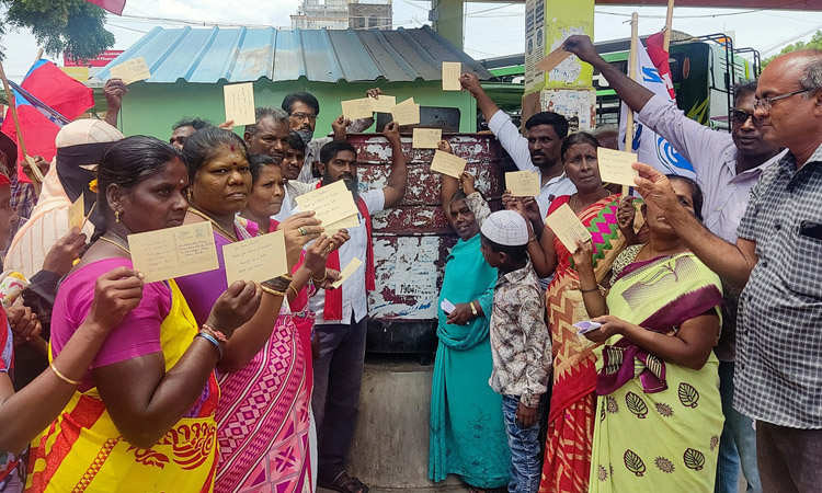 Protest to send postcards to protect Manipur | மணிப்பூரை பாதுகாக்கக் ...