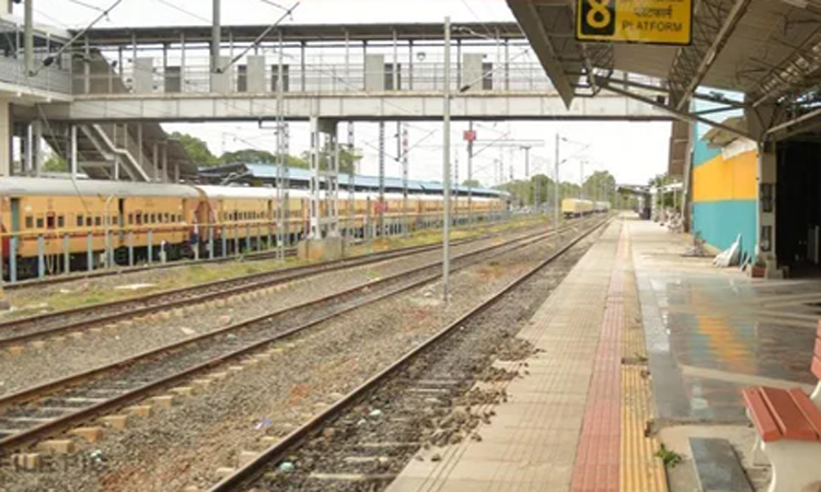 Track maintenance work: Trains delayed in Trichy | தண்டவாள பராமரிப்பு பணி: திருச்சியில் ...