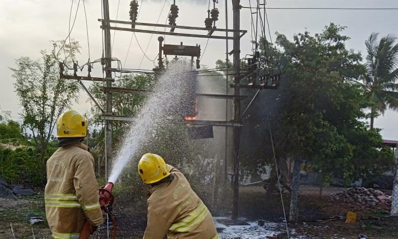 The transformer caught fire | மின்மாற்றி தீப்பிடித்து எரிந்தது