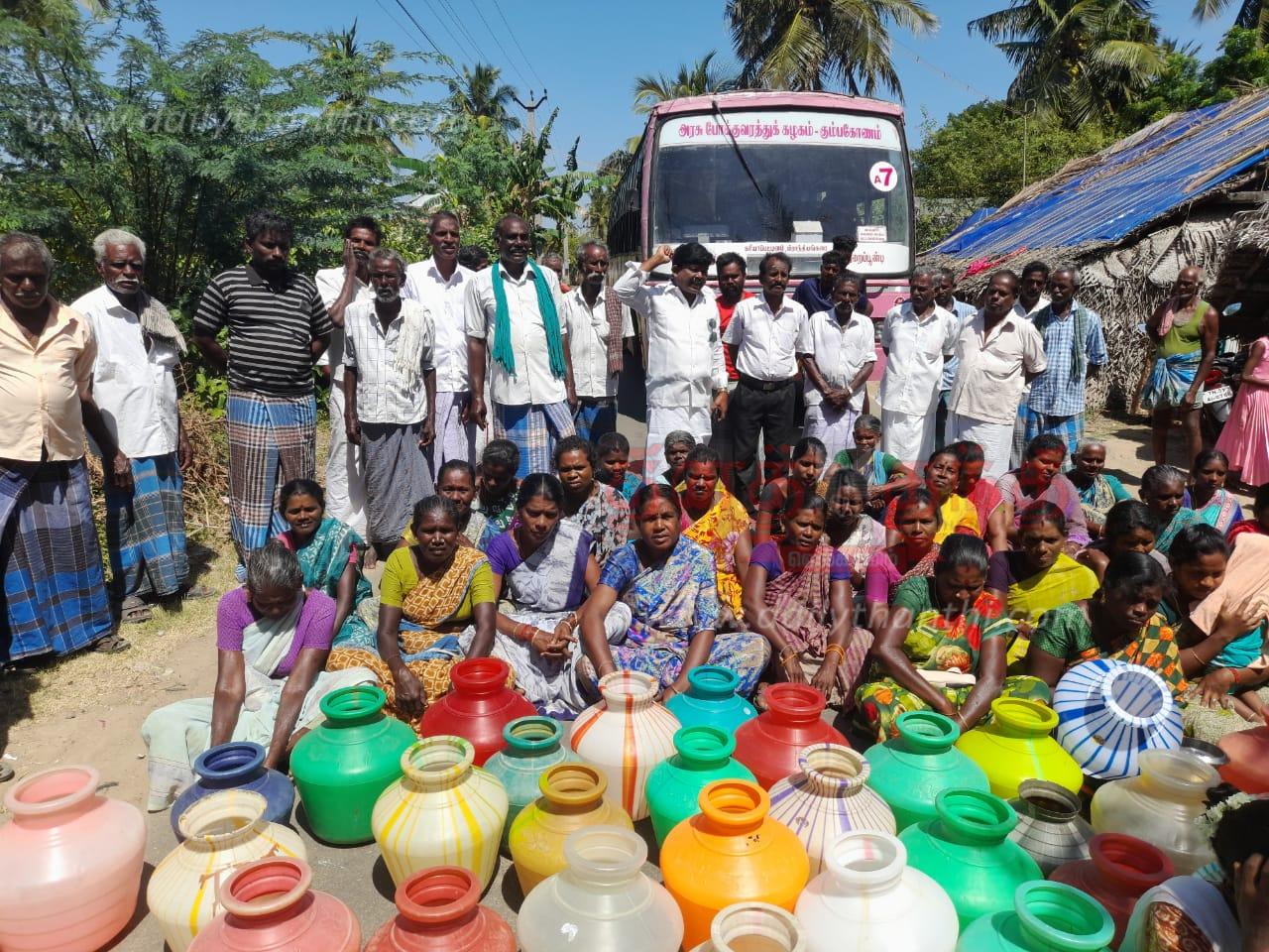 Women blocked the road with buckets demanding drinking water | குடிநீர் ...