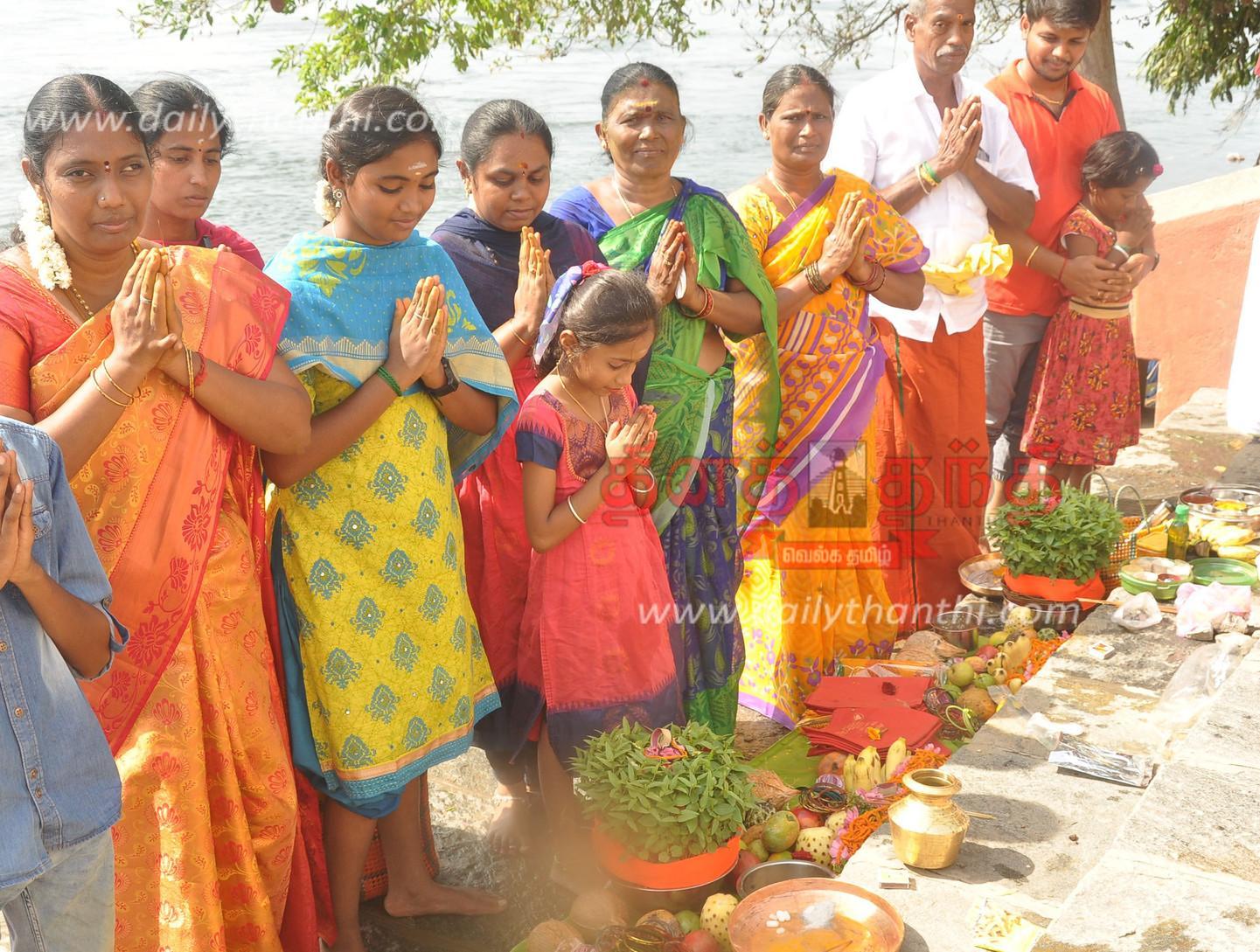 Adiperu Festival: Bhavani Kuduthurai Devotees take a holy dip in ...