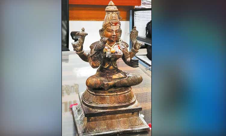 Discovery of impon Statues in Arani River near Ponneri; The public ...