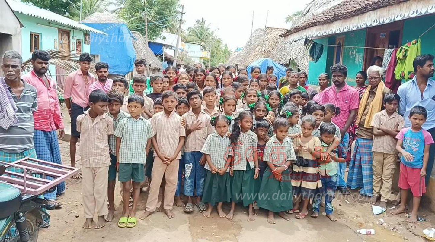 Students boycott school and protest | மாணவர்கள் பள்ளியை புறக்கணித்து ...