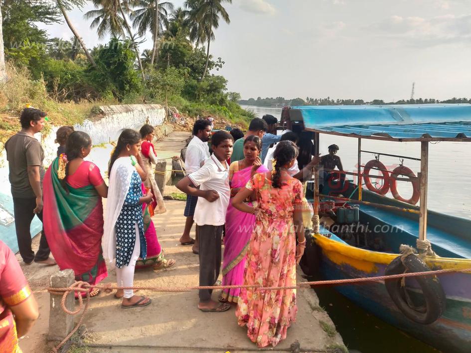 Tourists flock to Poolampatti Gate | பூலாம்பட்டி கதவணைக்கு படையெடுத்த ...