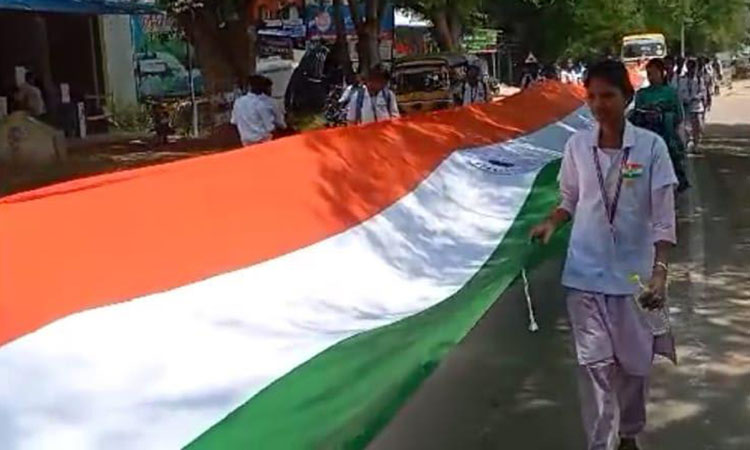 They carried the 77 meter long national flag in a procession | 77 ...