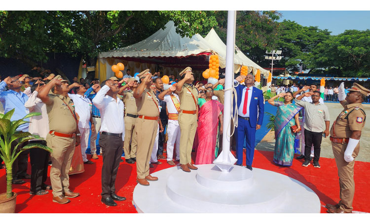 Collector Bhaskara Pandian hoisted the national flag | கலெக்டர் பாஸ்கர ...