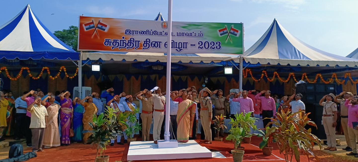 Collector Varamathi hoisted the national flag | கலெக்டர் வளர்மதி தேசிய ...