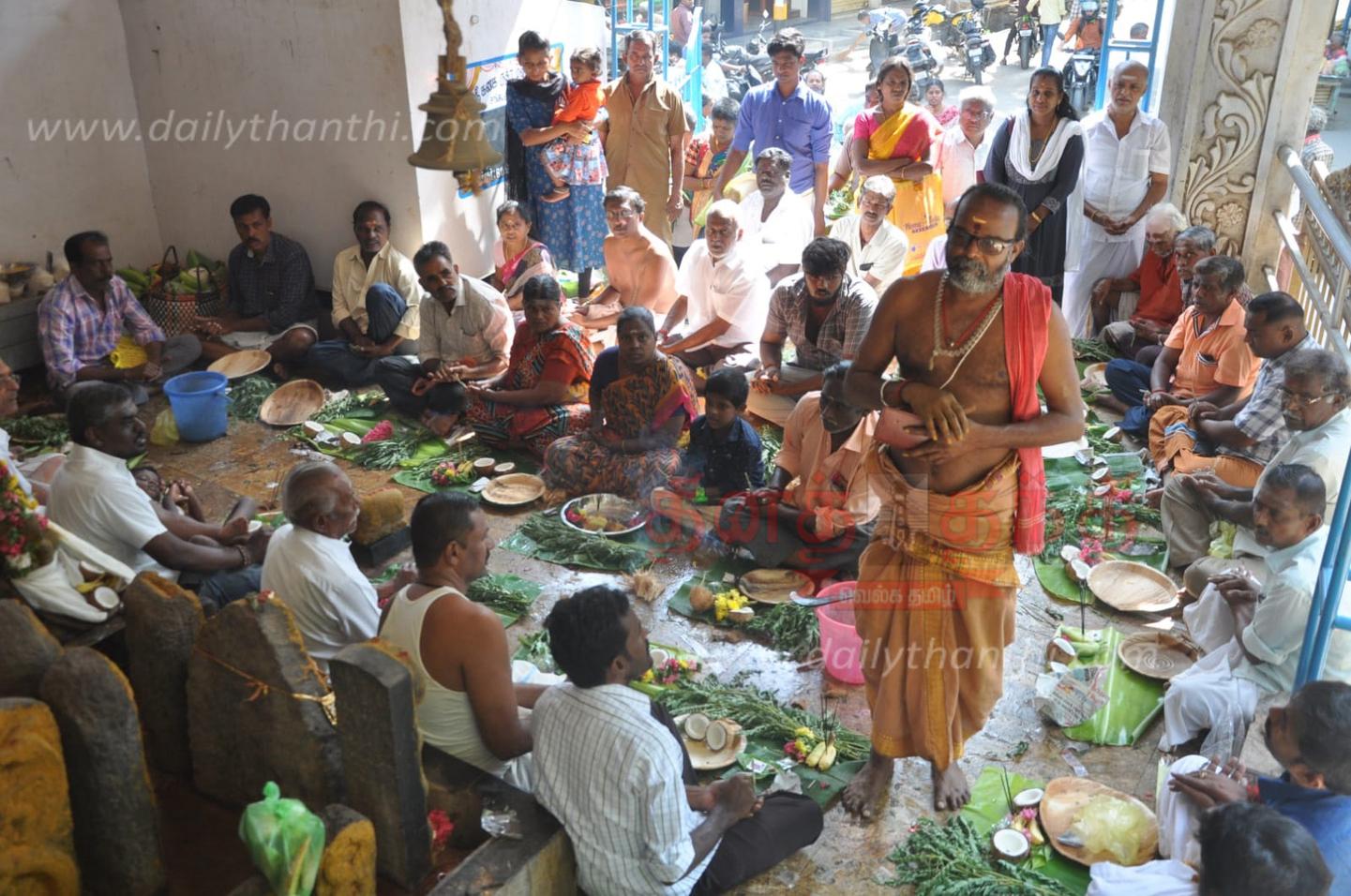 Worshiping the ancestors by paying tarpanam | முன்னோர்களுக்கு தர்ப்பணம் ...