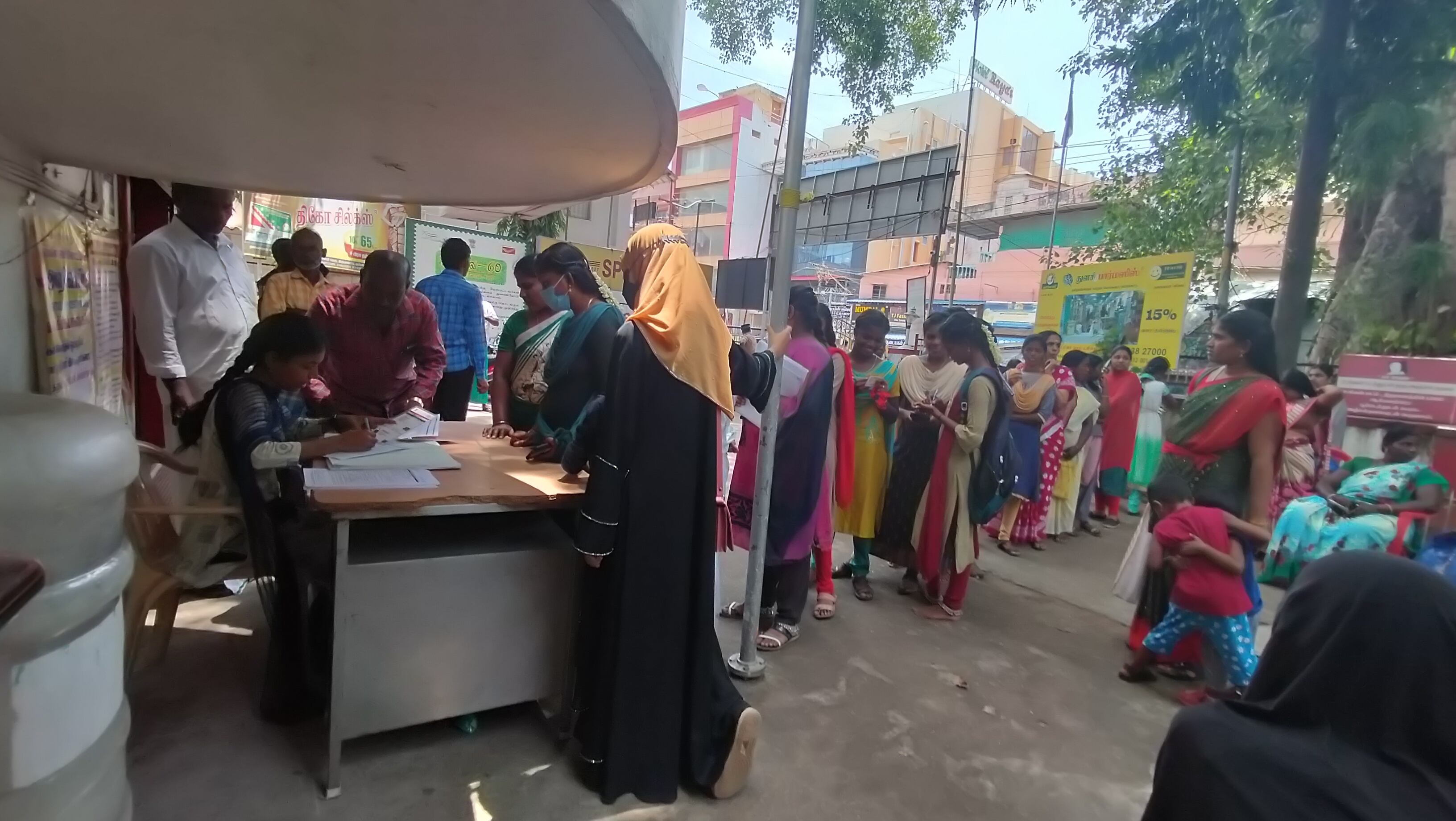 Public gathered at Kumbakonam Head Post Office Aadhaar Centre ...
