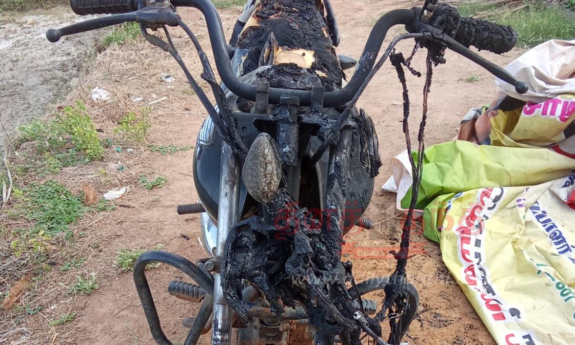 Motorcycle burn damage | மோட்டார் சைக்கிள் எரிந்து சேதம்