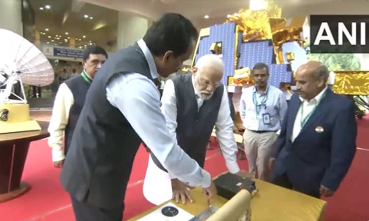 Chandrayaan 3 wins; PM Modi meets ISRO chief, scientists in person and ...