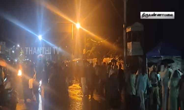Avani month Full Moon: Devotees Girivalam at Tiruvannamalai amid rain ...