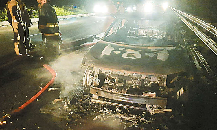 A car caught fire near Kunradur causing a commotion | குன்றத்தூர் அருகே ...