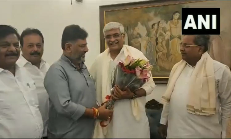 Karnataka CM DK Siddaramaiah and Deputy CM DK Shivakumar meet Jal Shakti Minister Gajendra Singh ...