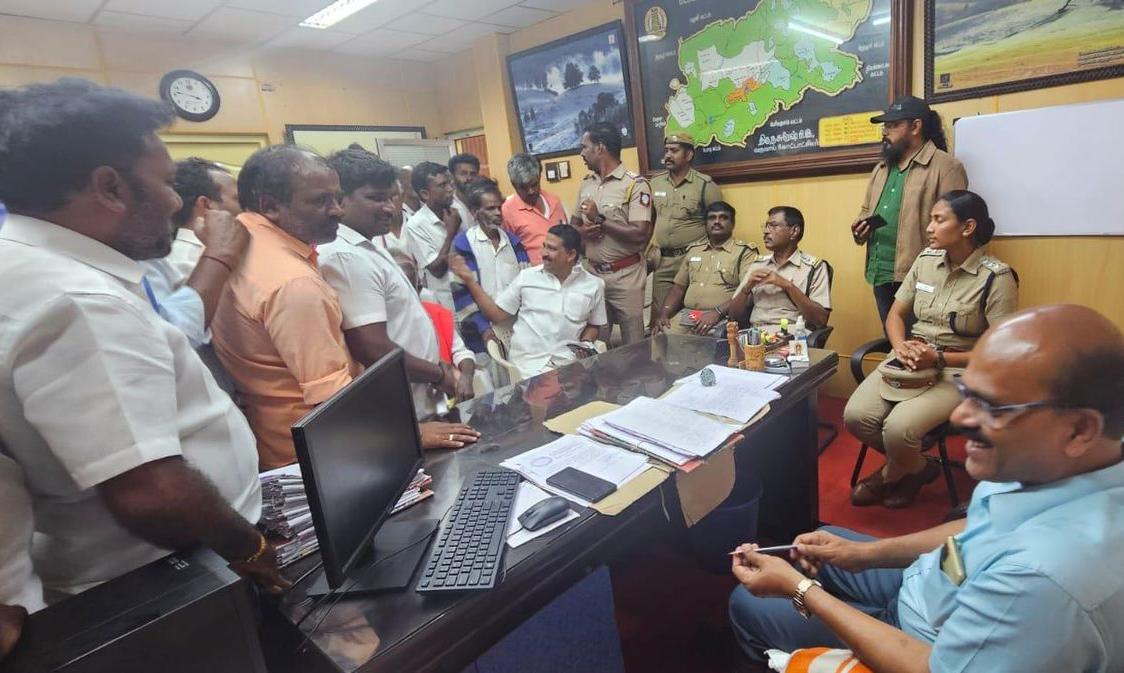 The RTO Office siege for condemned the encroachment of the forest ...