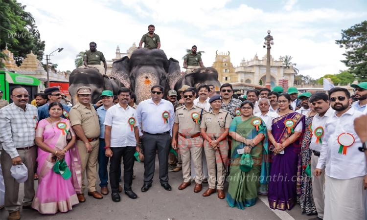 Grand procession in Mysore | மைசூருவில் பிரமாண்ட ஊர்வலம்