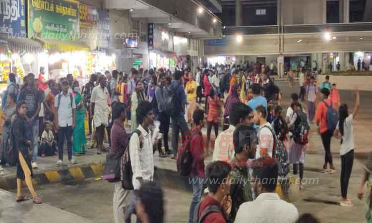 Crowds of people gathered at the bus stations | பஸ் நிலையங்களில் ...