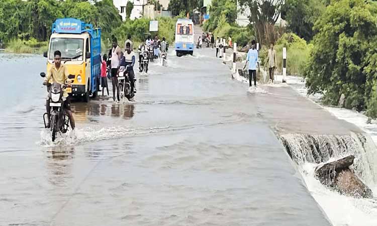 Arani, Kosasthalai river in flood; Land bridges were drowned | ஆரணி ...
