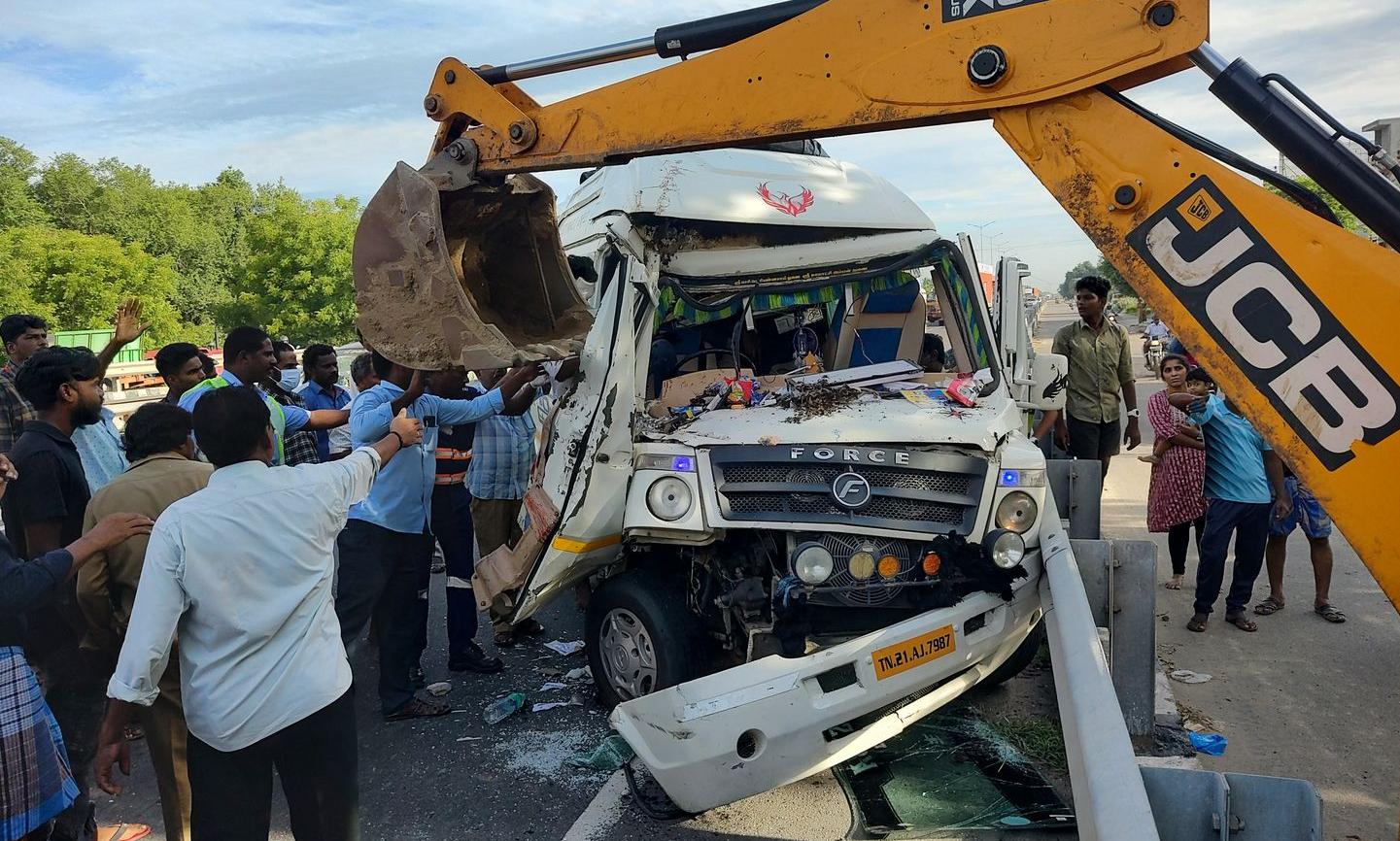 Luxury van collision with container lorry | சுற்றுலா சென்றபோது விபத்து ...