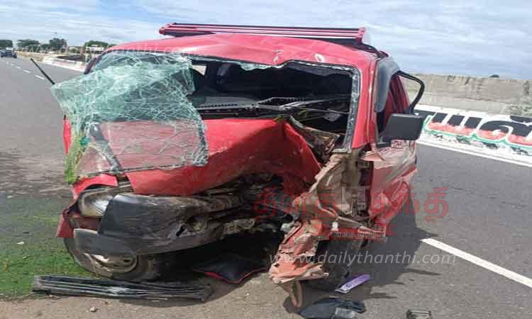 Old woman dies after car hits bridge | பாலத்தில் கார் மோதி மூதாட்டி பலி