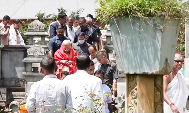 In Sringeri Saradhammal temple RSS Chairman Sami Darshanam | சிருங்கேரி ...